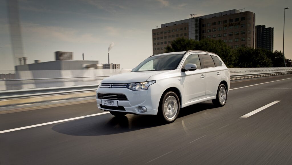 2014 Mitsubishi Outlander PHEV Hybride Rechargeable Essai De Conduite ...